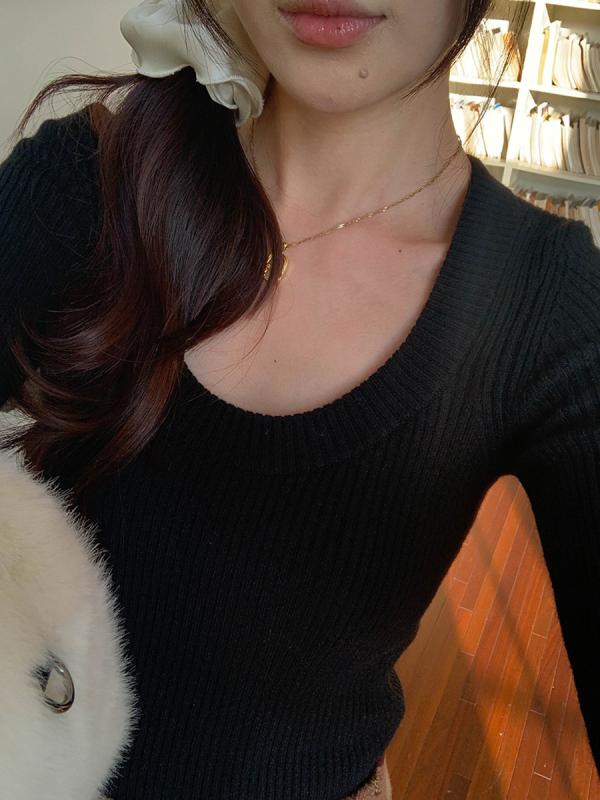 ・パターン: 無地・厚み: 厚手・スタイル: プルオーバー・シルエット: 標準・袖型: 標準袖・ネック: ラウンドネック・袖丈: 長袖・着丈: 短め・加工: スプライス・カラー: ブラック・サイズ: M,L・着用方法: プルオーバー・前立て...