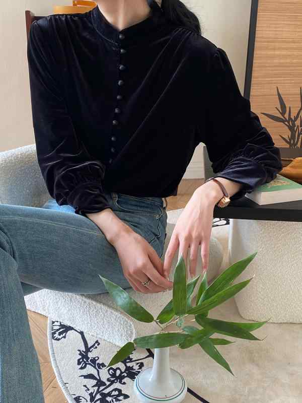 ・主素材: ポリエステル90-95%、スパンデックス30%以下・柄: 無地・首元: プルオーバー・袖丈: 長袖・加工: ステッチ・シルエット: ストレート・着丈: 中長（65-80cm）・襟型: スタンドカラー・袖型: スタンダード・前立て...