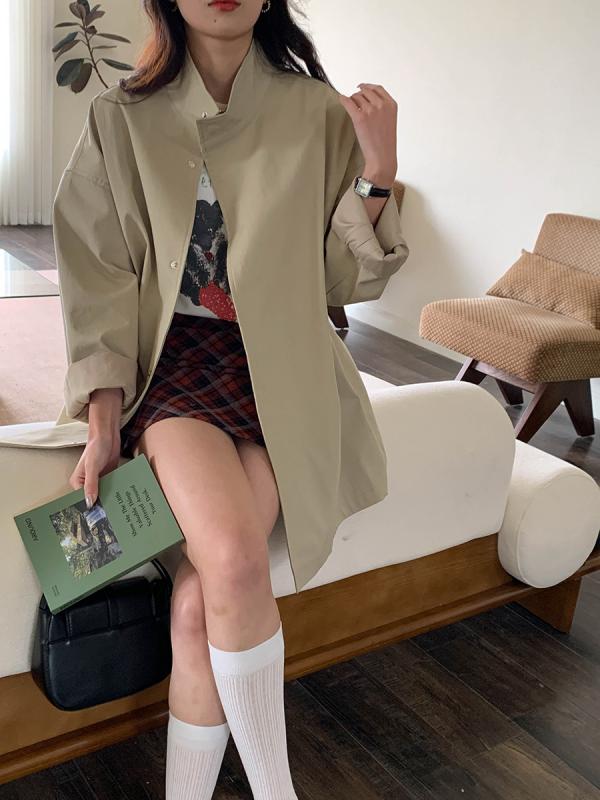 ・素材: コットン・色: ミルクティー色,ベージュ・柄: 無地・厚み: 中厚・シルエット: ルーズ・着丈: ロング丈 (80cm超～100cm)・襟型: スタンドカラー・袖丈: 長袖・袖型: スタンダード・前立て: シングルボタン・加工: ...