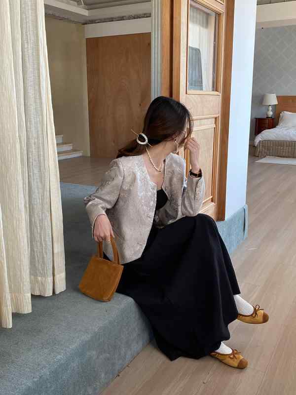 ・柄: 無地・フィット: レギュラー・厚み: 中厚・着丈: 普通(50-65cm)・袖丈: 長袖・袖型: ストレート・首元: クルーネック・加工: 刺繍・カラー: ブラック、カーキ・サイズ: S,M,L・前立て: シングルブレスト・スタイル...