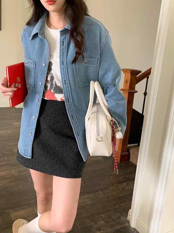 ・主素材: コットン50-70%、ポリエステル30-50%・柄: 無地・シルエット: 標準・厚み: 中厚・着丈: 中長丈(65-80cm)・袖丈: 長袖・袖型: 標準袖・襟型: 折り襟・加工: ステッチ・カラー: ライトブルー・サイズ: M...