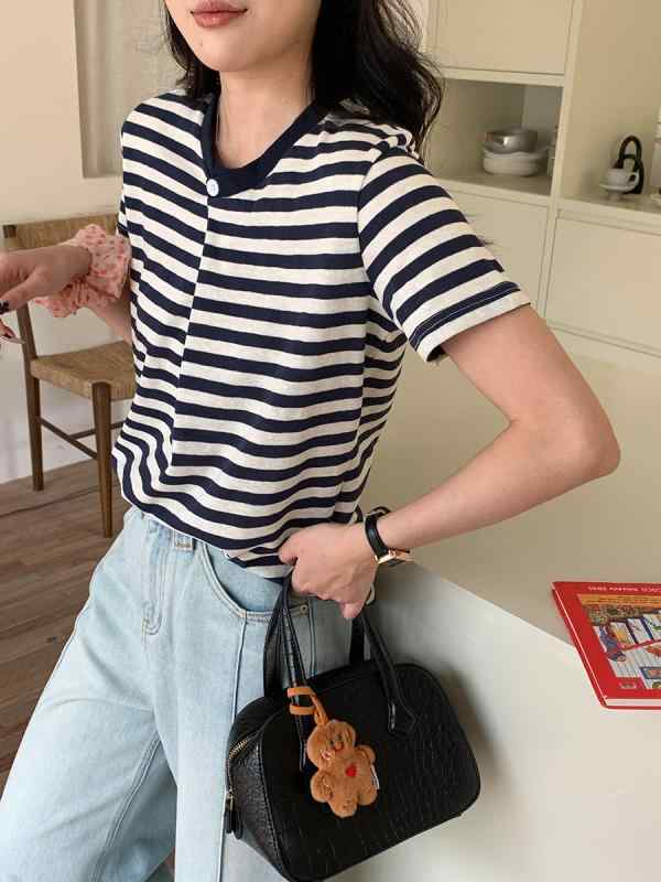 ・柄: ストライプ/チェック・スタイル: プルオーバー・袖丈: 短袖・加工: パッチワーク/スプライス・フィット: ルーズ・着丈: 普通(50cm<着丈≤65cm)・襟: ラウンドネック・袖: スタンダードスリーブ・ディテール: ボタ...