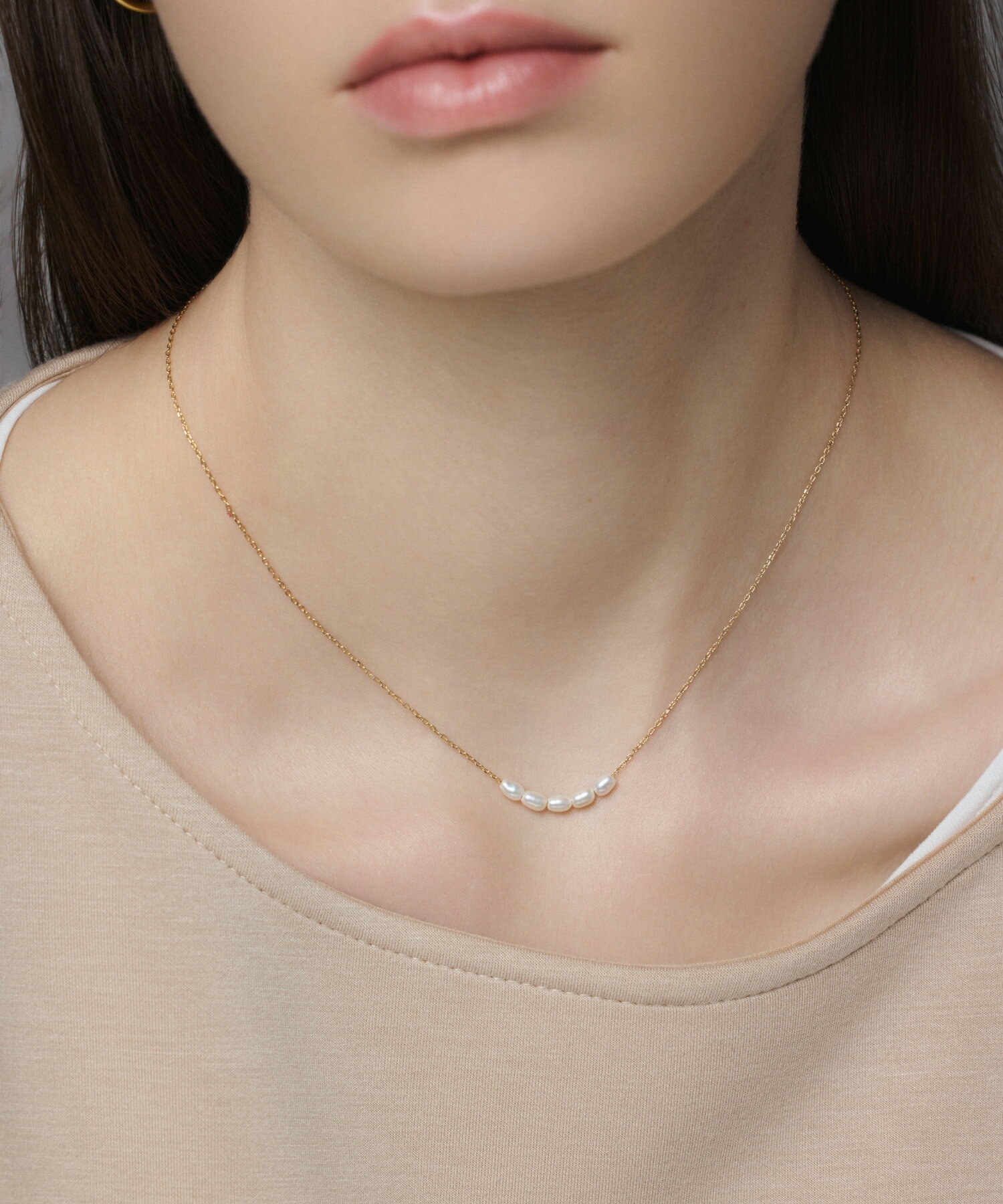 細いチェーンに小粒の淡水パールをセットしたデザイン。上品なデザインなので、着用すると顔周りが一気に華やかな印象に。 ※この製品は天然素材を使用しております。1点1点、色・サイズ・形などに個体差があります。 カラー : ゴールド 長さ：チェー...