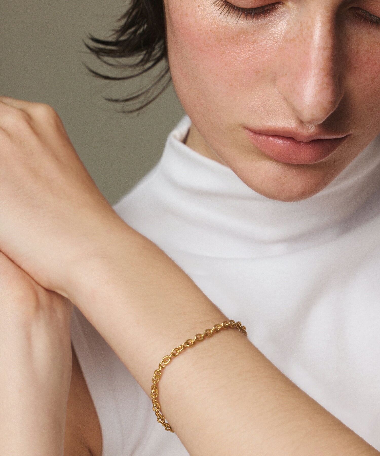 立体感のあるチェーンが手元に上品な存在感をプラスする。滑らかな曲線が光を反射し、動くたび優雅な輝きも保ちます。華やかさと使いやすさを兼ね備えたブレスレットです。程よいボリューム感は華奢見え効果も期待できます。 カラー : ゴールド チェーン...