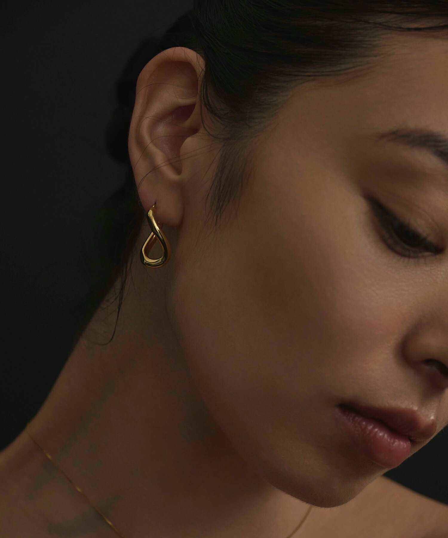 角度によってニュアンスが変わる、360度美しいフォルムが特徴的なデザイン。流れるような曲線は耳元で柔らかく光を反射し、日常にほんの少しの特別感を添えてくれます。どの角度から見ても美しく、オフィスからディナーシーンまで洗練された余韻を残します...