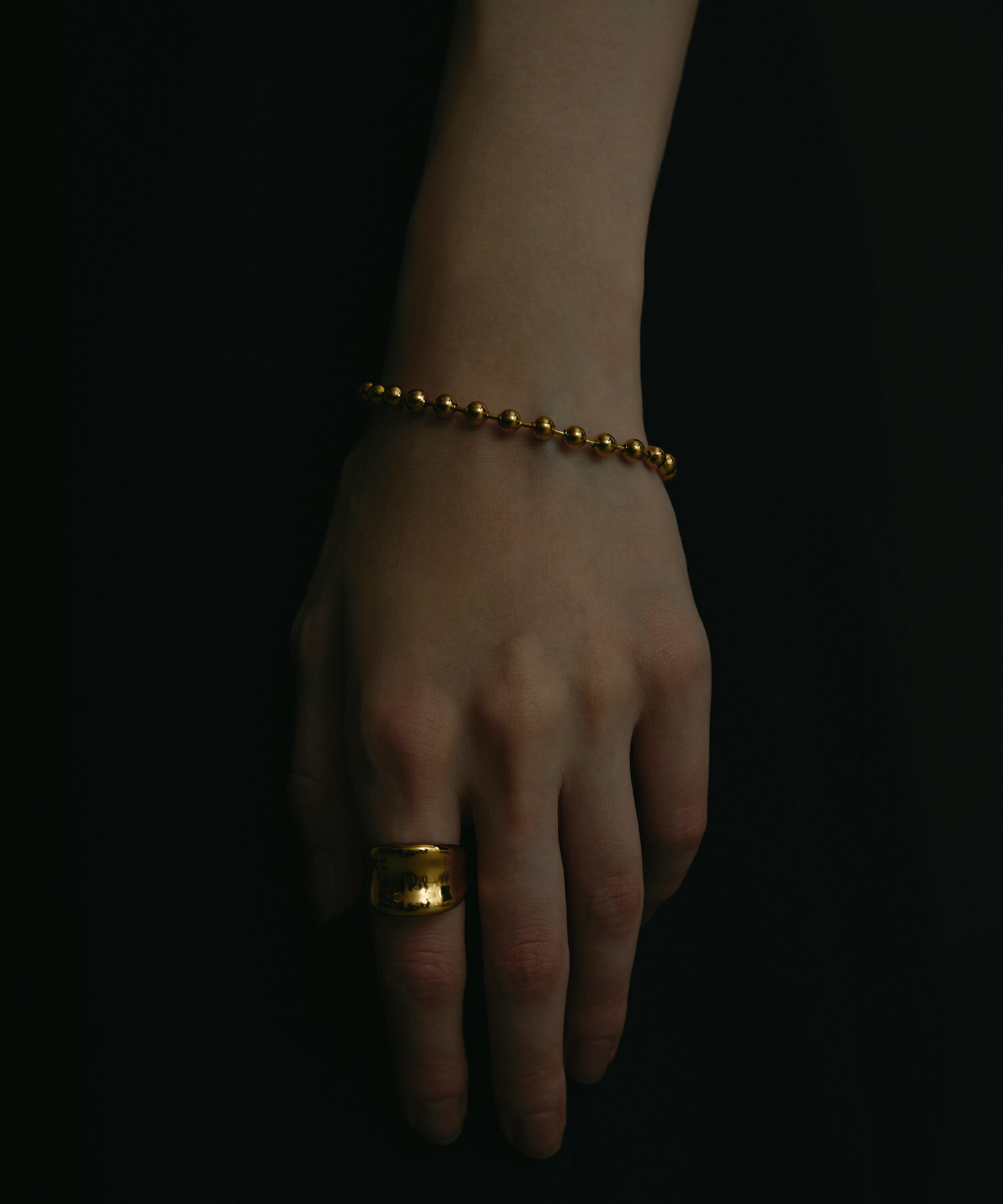 リズムよく連なるドットモチーフがアクセント。軽やかで着け心地もよく、重ね付けにもおすすめです。動くたび光を反射し、日常のスタイルを上品に格上げしてくれるアイテムです。 カラー : ゴールド チェーンの長さ：約15.0cm 素材：サージカルス...