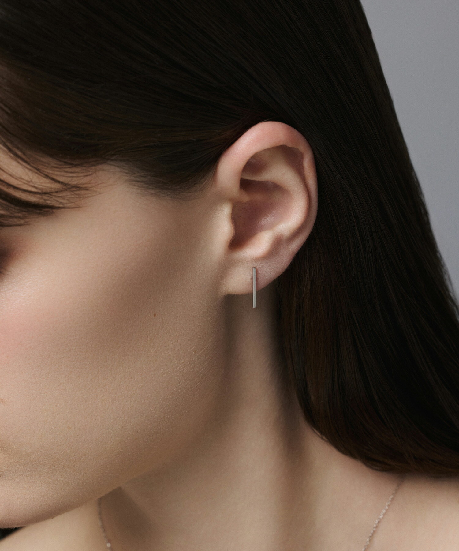シンプルなバーのデザインですが、太さやポスト位置にこだわり少しエッジの効いた仕上がりとなりました。光の反射できらっと輝き、華奢さを感じられるピアスです。 ※こちらは両耳セットになります カラー：シルバー サイズ：高さ：約1.5cm、幅：約0...