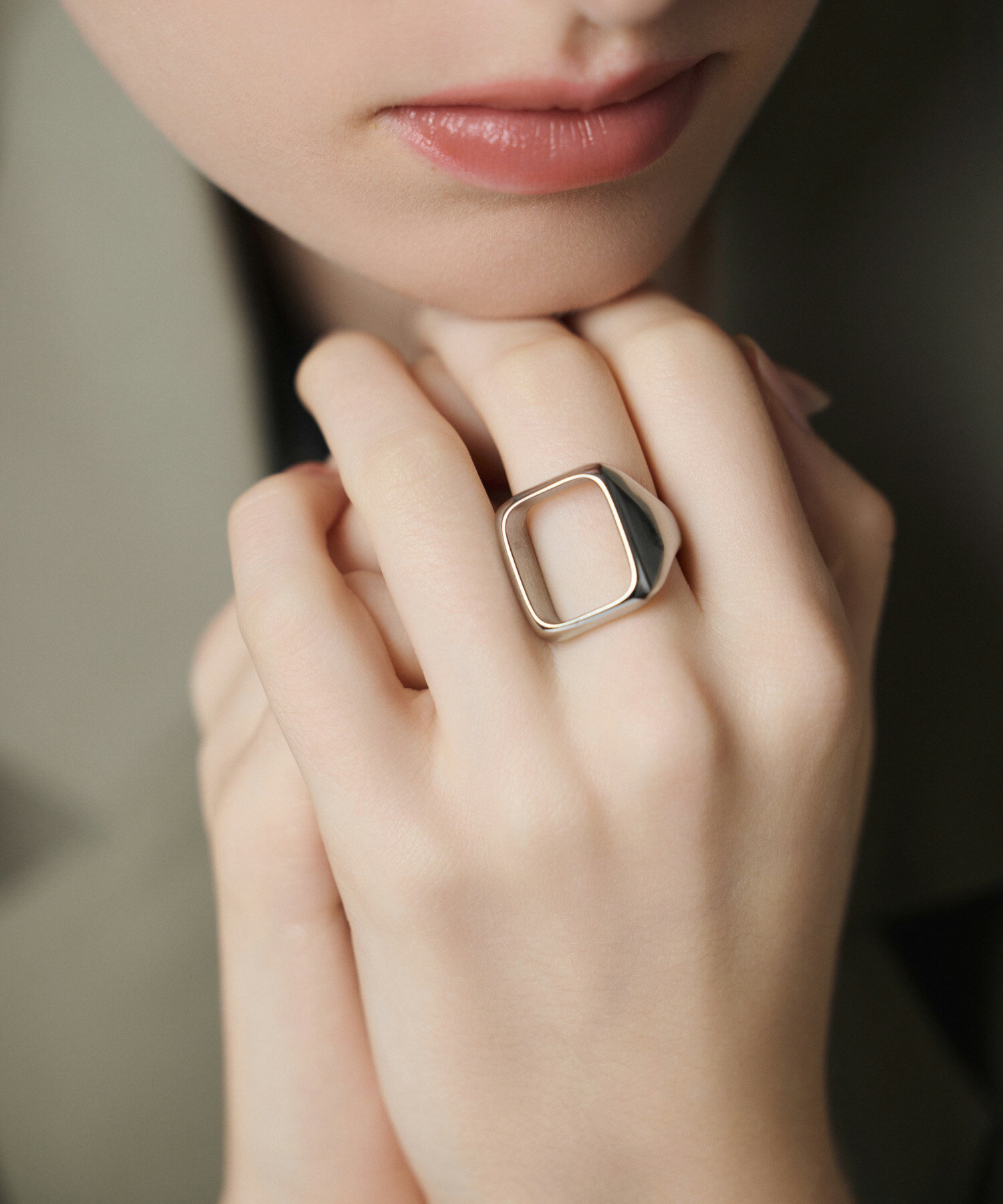 コーディネートに抜け感を演出してくれるデザイン。シャープずぎないフォルムなので他のリングとの相性も抜群です。手元コーディネートの主役になってくれるリング。 カラー :シルバー 11号 直径:約16.3mm 13号 直径:約17mm 素材：サ...