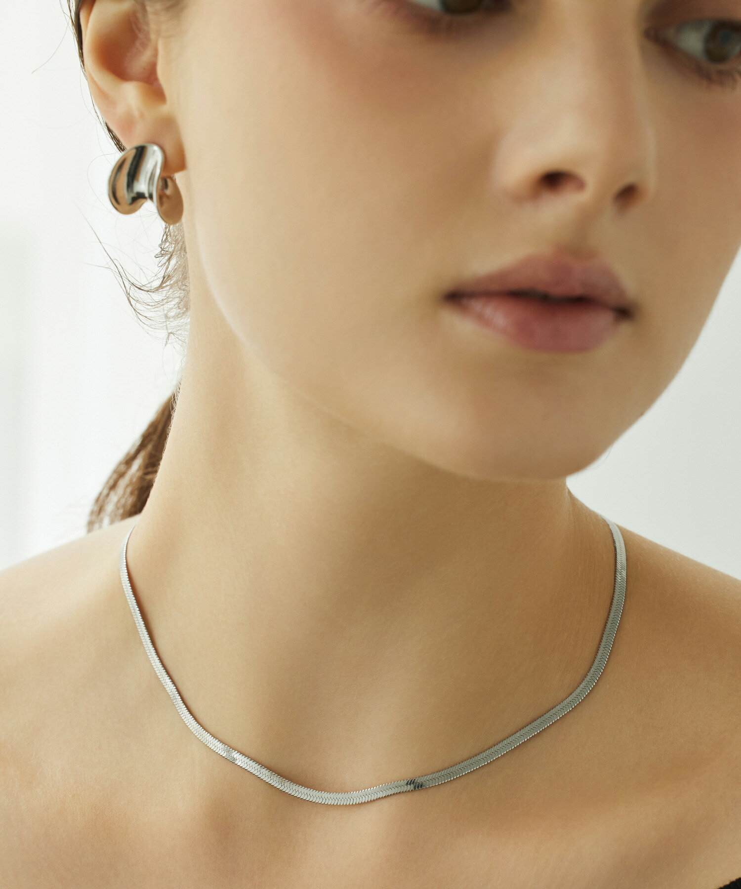 トレンドの3mmのスネークチェーンを使い、繊細な加工をしたシルバーネックレス。 シンプルなデザインで無駄がなく年齢を選ばないひとつは持っておきたい定番のネックレスです。 おすすめです。 カラー :シルバー サイズ :チェーン長さ約34cm ...