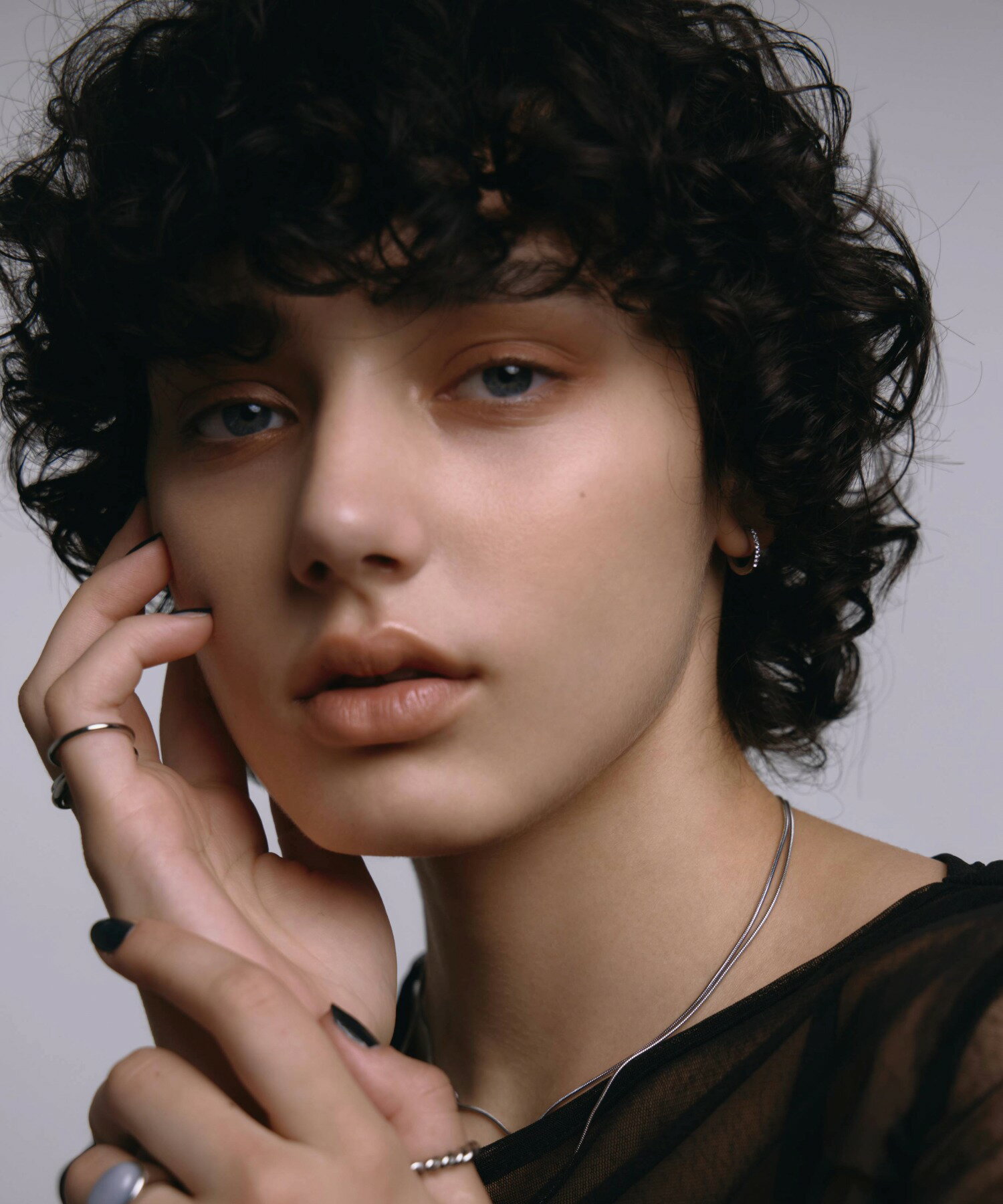 フープ型のラインにジルコニアをはめ込んだ、立体感のあるピアス。さりげない華やかさが魅力で、見る角度によって印象の変わるデザイン。シーンを選ばす着用ができます。 ※こちらは両耳セットになります カラー：シルバー サイズ：高さ：約1.3cm　幅...