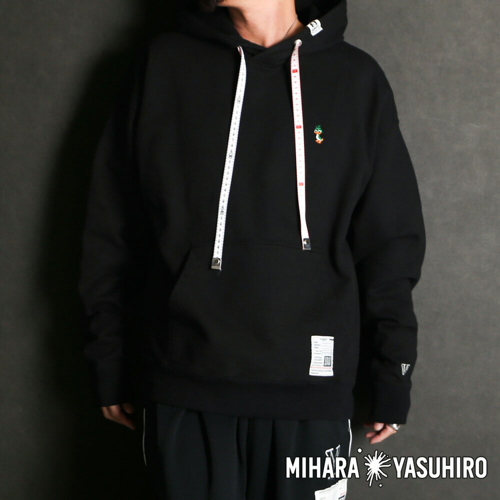 【スタッフレビュー】 身長175cm 体重65kg 胸囲95cm ウエスト85cm 足のサイズ26.5cm サイズ46(M)を着用。 肩位置を落としたドロップショルダー、ゆとりをもたせたワイドシルエットです。 ドローストイングがメジャーにな...