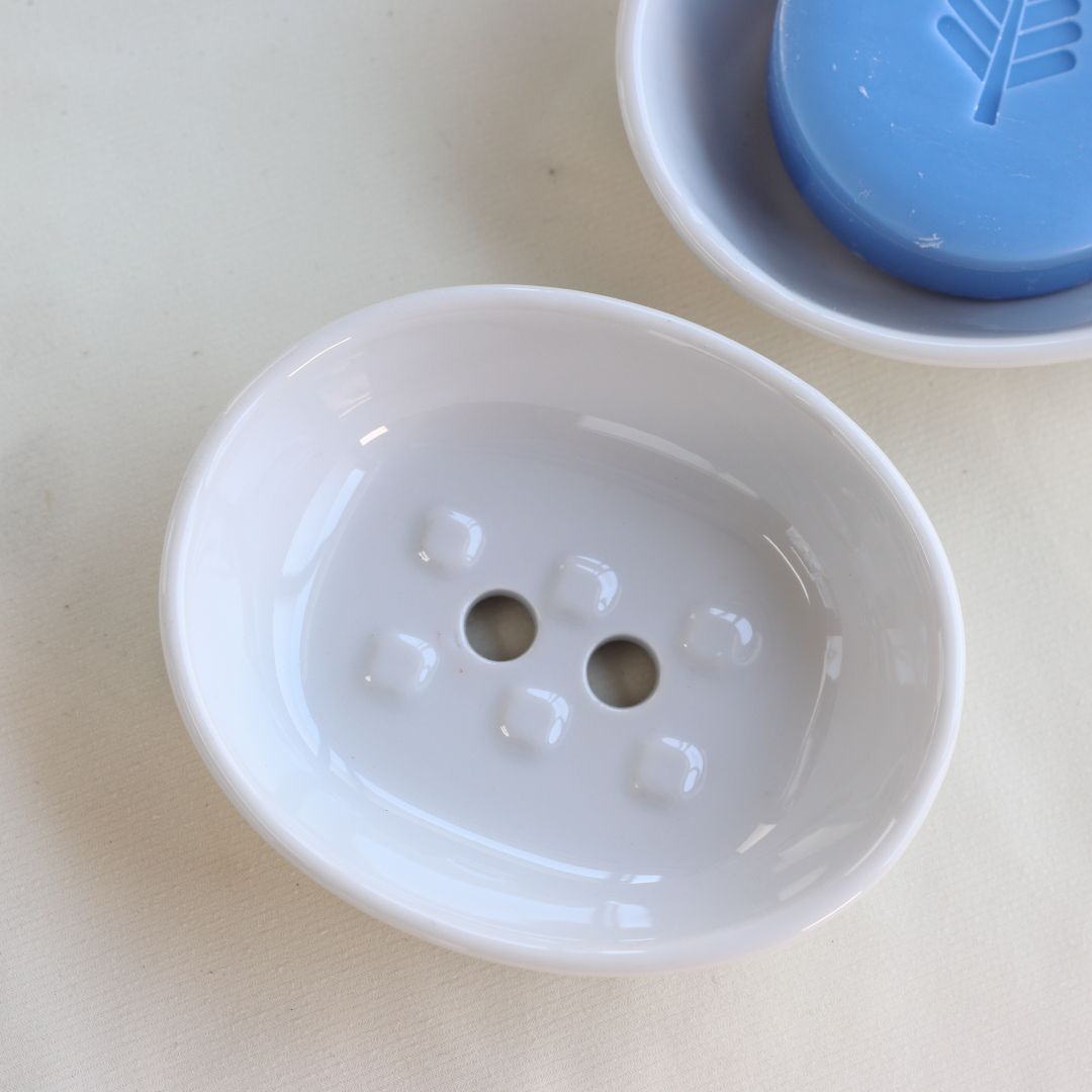 商品説明 美しい白さの清潔感のある白磁のソープディッシュはいかがでしょうか。 こちらのタイプは穴のあるタイプのため、水きれが更に良いです。 表面の凹凸で石鹸の水切れがよく洗面台にピッタリの雰囲気です。 いつも使っている何気ないサニタリースペ...