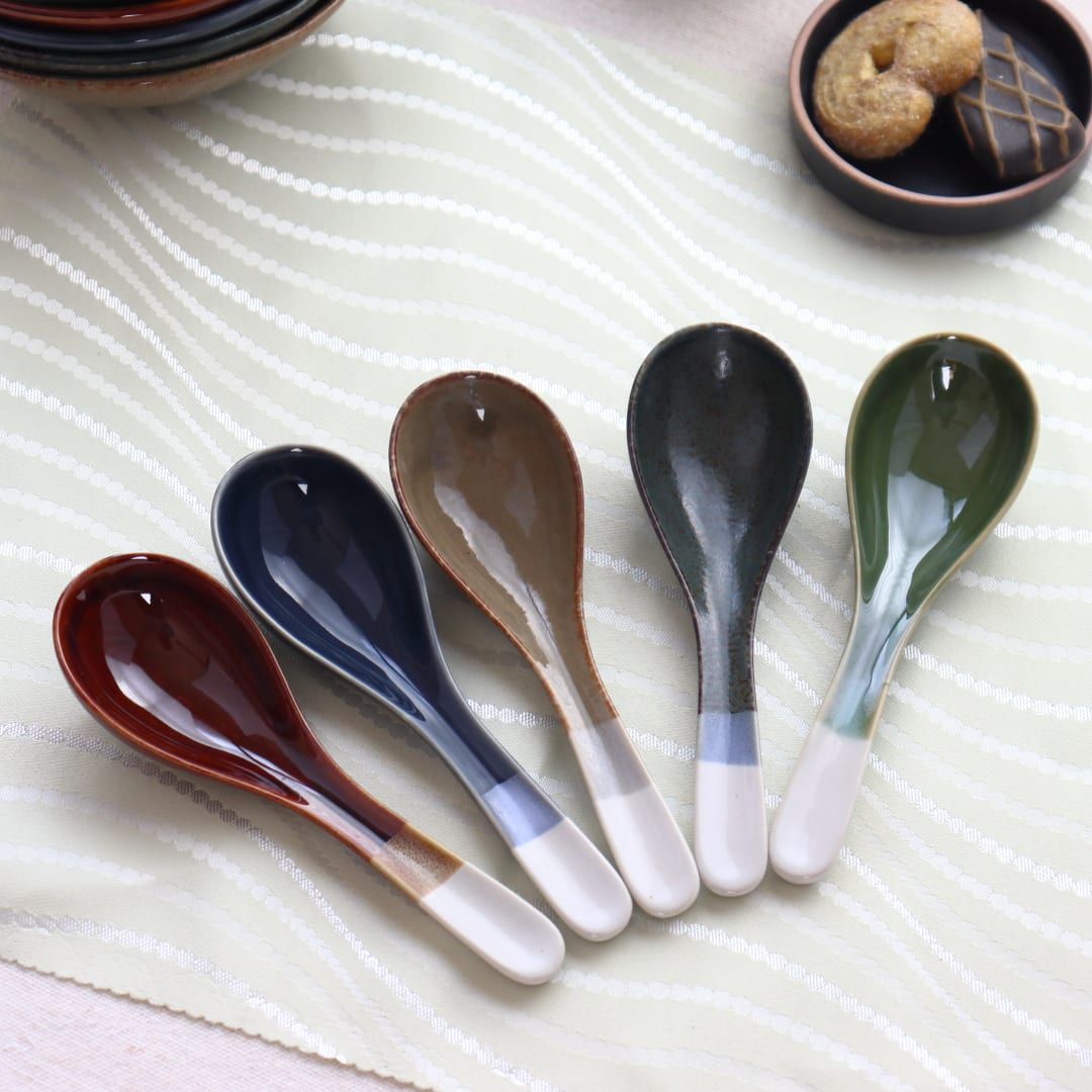 商品説明 丸みをおびたたっぷり形状のれんげです♪ 和風な雰囲気でお粥や中華など色々なところで使えますね♪ 特にお鍋料理ではおつゆもたくさんすくうことができ、寒い季節に温まる仲間にしてください♪ レンゲ内の深さは1.8cm位あります。 5カラ...