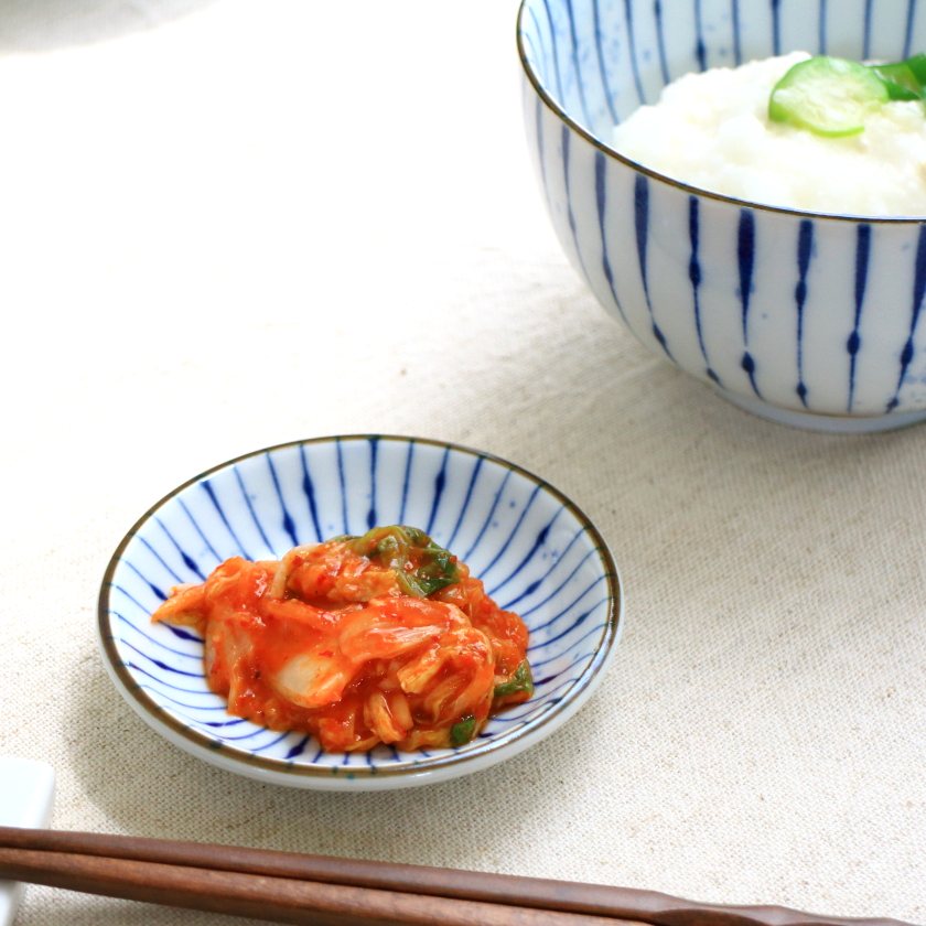 商品説明 伸びやかに描かれた十草模様と吹墨技法が織りなす染付の美。 日常使いからおもてなしの席まで幅広く活躍するシリーズです。 藍の染め付けに涼し気な雰囲気があり比較的春から秋にかけてよく売れるシリーズです！ こちらの小皿は薬味やお漬物に使...