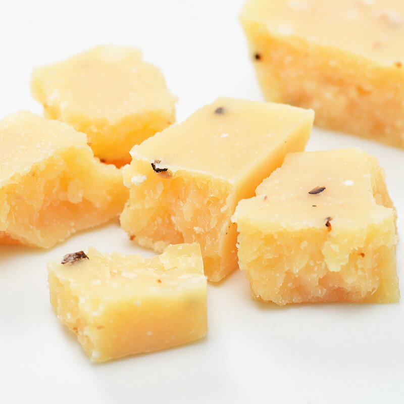 ＜＜ ITEM INFORMATION ＞＞ 名称 キナラトリュフ 約950g（不定貫 900g～1.2kg） 商品詳細 世界初にして唯一。植物性レンネットでつくる トリュフ入り長期熟成チーズ イタリア・ピエモンテ産ミルク100％と、香り高...
