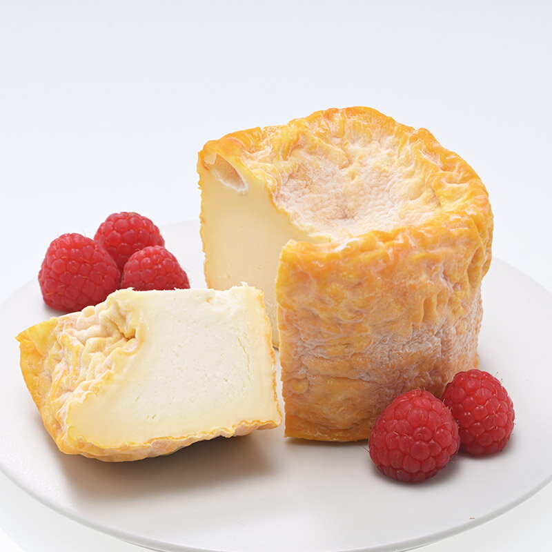 ＜＜ ITEM INFORMATION ＞＞ 名称 ラングル 180g 商品詳細 一見すると、ウォッシュタイプ特有の存在感。 でも、ひと口食べると「え、こんなにやさしいの？」と驚かれることが多いチーズです。 シワの寄ったなめらかな表皮、そし...