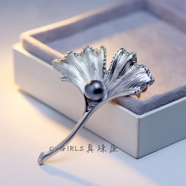 ★☆★銀杏 のようなデザインブローチとなっております★☆★ ベーシックなデザインに旬なモード感をプラスした、日常のおしゃれにさりげなくコーディネイトできる、ニュースタンダードアクセサリー。 コーディネートのワンポイントに、日常使いから入学式...