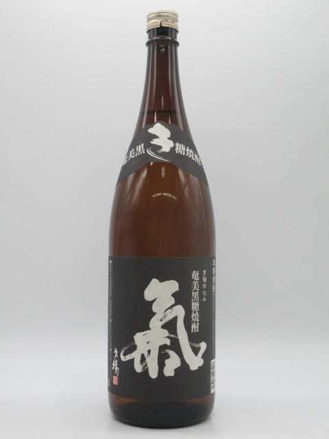 商品説明[焼酎]　＞ [焼酎　(黒糖)]黒麹ならではのコクと香ばしさ、上品な甘みと心地よく広がる花のような香り、ふっくらとした芳醇な味わいが魅力の黒糖焼酎。 重厚感のある飲み口なので、食事とペアリングするときにはオンザロックで氷を溶かしなが...