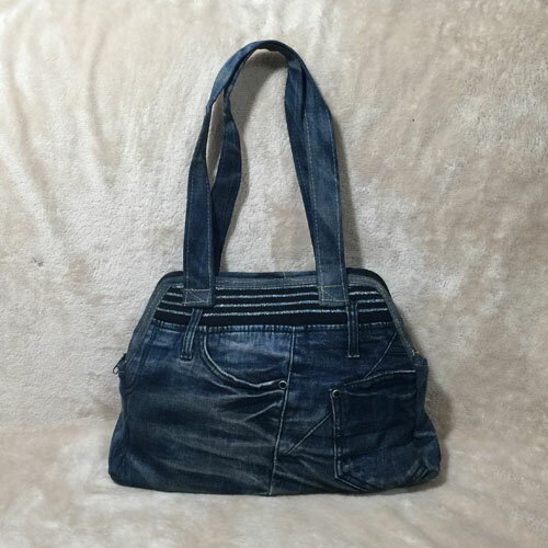 タイ市場は世界の古着が集められ世界各国の バイヤーに大人気！ そんな古着ジーンズで作られたデニムバッグは 一つ一つ仕上りも違いそれぞれ個性的です。 丈夫で耐久性のあるデニムジーンズを切り合わせ、 カジュアルなバッグに変身させて仕上げてます。...