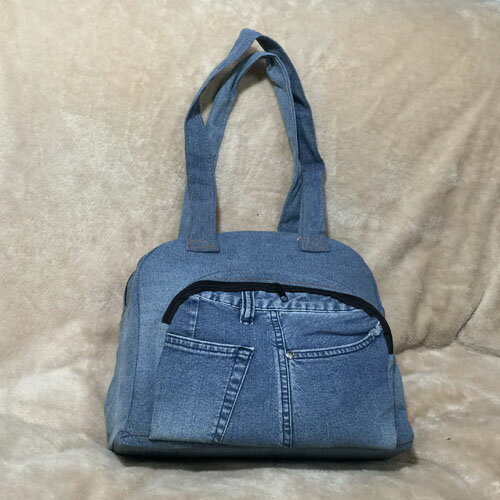 タイ市場は世界の古着が集められ世界各国の バイヤーに大人気！ そんな古着ジーンズで作られたデニムバッグは 一つ一つ仕上りも違いそれぞれ個性的です。 丈夫で耐久性のあるデニムジーンズを切り合わせ、 カジュアルなバッグに変身させて仕上げてます。...
