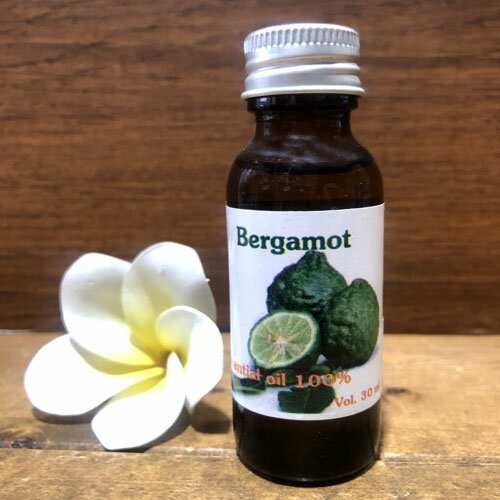 【ベルガモット】 ●エッセンシャルオイル　100％ ●内容量　30ml ●ビンサイズ　高さ　8cm ●Made in Thailand （タイ製） 【商品説明：効用】 フルーティーで甘酸っぱい爽やかな香りです。 鎮静作用があり、緊張やストレ...
