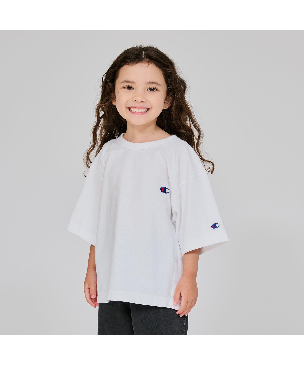Champion&reg;（チャンピオン）を代表する製法の「REVERSE WEAVE&reg;（リバースウィーブ&reg;）」。環境に配慮して生産されたサステナブルなアメリカ綿100％の、しっかりとしたドライな手触りで着やすい天竺素材を使...