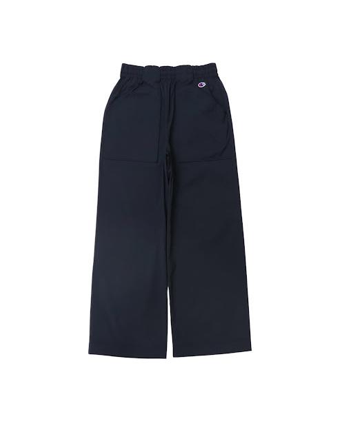 軽くてややハリのあるストレッチポリエステル素材を使用したロングパンツです。高密度に織りあげたパリッとした風合いが特長です。ベイカーパンツのデザインを採用し、ウエストから裾にかけてストレートなシルエット。ウエストは平ゴム仕様で着心地が良く、ド...