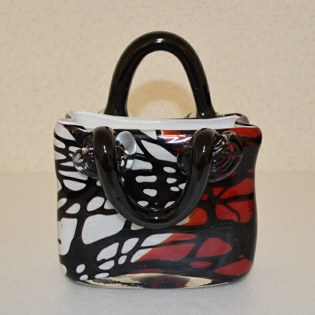 商品詳 細 サイズ 幅約12．5センチ　奥行約9．5センチ　高さ約15センチ　　 素材 ガラス 仕様 備考 注意事項 製造上気泡が入っている場合が御座いますが、不良ではございませんので予めご了承下さい。あまり見かけないデザインのフラワースタ...