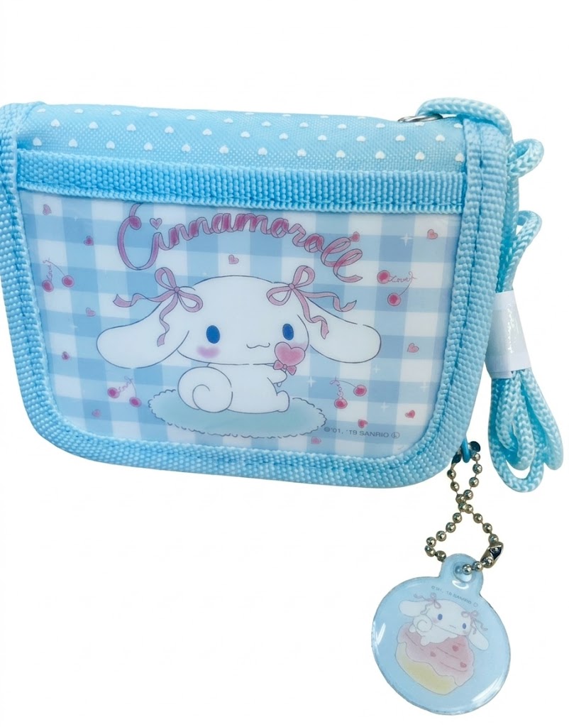 シナモロールのかわいいデザインが魅力の二つ折りウォレットです。首から下げられるネックストラップ付きで、お子様のお出かけや通学にも便利。カードポケットや小銭入れを備え、コンパクトながら収納力のある使いやすいお財布です。アクリルチャーム付き。サ...