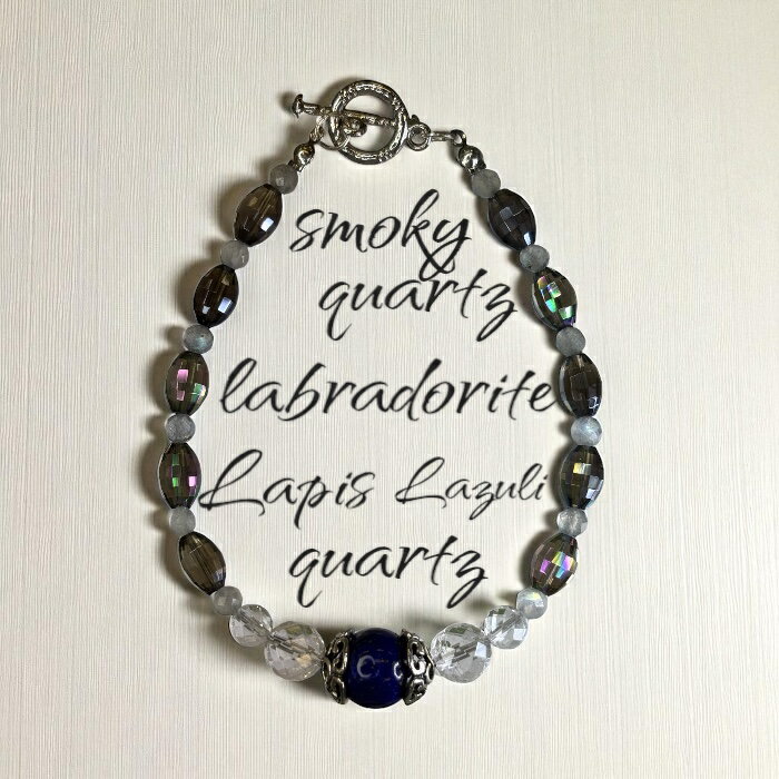 ラピスラズリ、スモーキークォーツ、ラブラドライト、水晶が組み合わさったこのブレスレットは、日常生活にぴったりのお守りアイテムです。ラピスラズリは古くから知恵と真実の象徴とされ、スモーキークォーツは心を落ち着かせる効果があると言われています。...