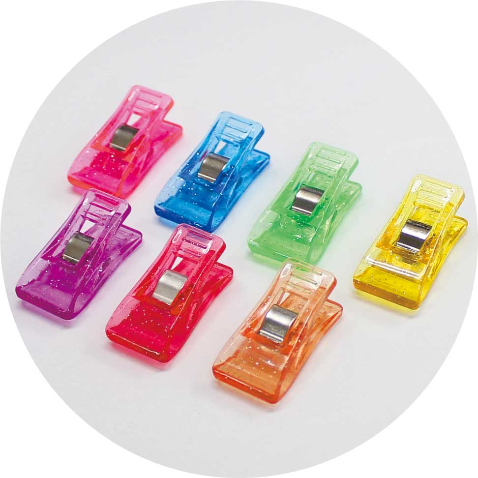 ■商品説明■ カラーデザインのプラクリップ、7個入り。 色分け整理ができる、カラフルなセット。 書類を綴じたり、簡易的な固定に便利です。 家庭やオフィス等、様々な場所でお使いいただけます。 ■仕様内容■ 寸法：約縦33×横18×厚み14mm...