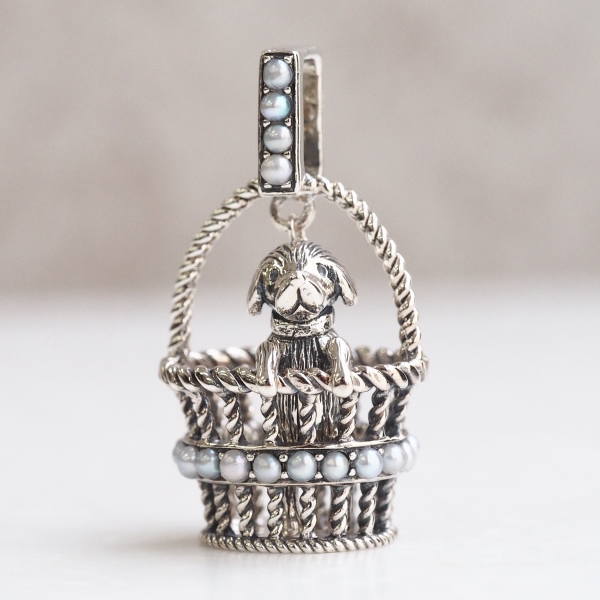 見ているだけでピュアな子犬に癒される可愛いペンダントです。碌山の代名詞とも言われるシードパールが子犬の入るバスケット周囲とバチカンに装飾されています。シードパールは中世からルネッサンス期にはダイアモンドより貴重なものとされ、王侯貴族の王冠や...