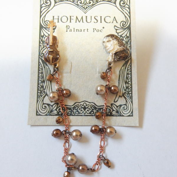 ブラフシューぺリアのパルナートポックブランドに新しいブランドが仲間入りしました。HOFMUSICA（ホーフムジカ）。音楽をモチーフにした新ブランドです。心を満たす、小さなリサイタルをお楽しみください。全て日本製のお品です。こちらは、弦楽器の...