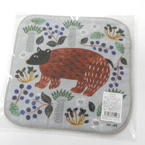 イラストレーター松尾ミユキさんデザインのハンドタオルです。大きさは約20cm×20cm。表面がガーゼ、裏面はタオル地のコットン100%です。松尾さんの描く作品は大人可愛いデザインで、独特な絵柄です。グレー地にクマを描いたタオルは幅広い年代層...