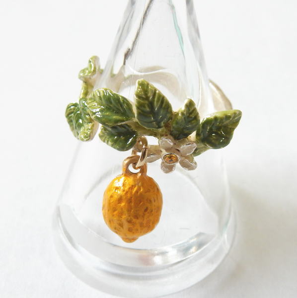 ブラフシューぺリアのアクセサリーは全ての女性をハッピーにさせる魅力があります。若きクリエーターたちは作品に対しての思い入れからひとつひとつに名前を付けています。また細部にまで神経をとがらせた結果、他にはないリアルな表現に優れて極めて上質な出...