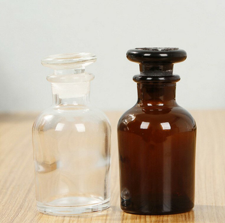 本体は30mlのタイプと同型ですが蓋の表記が【60ml】になっております。当店（メーカー）のミスでございます。ご了承頂きご購入くださいませ。 　 むかし。理科室で見た試薬瓶を日常の装飾として楽しむ。 お気に入りと一緒に幸せな時間を閉じ込めて...