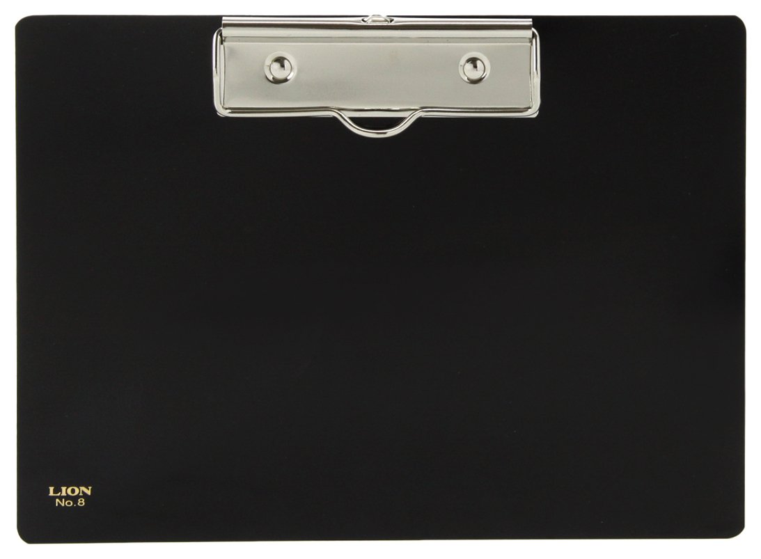 スタイル：長辺とじ◆商品名：ライオン事務器 アート用箋挟 A5S No.8 黒【規格】A5判S型【材質】フェノール樹脂製【厚み】1.4mm【付属】吊下げ金具付【色】黒工場や工事現場で活躍するアート用箋ばさみ。 熱に強く変形しにくいフェノール...