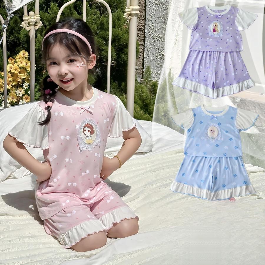夏にぴったりの半袖Tシャツと短パンの上下セットです。コットン100％の薄手素材で、通気性・吸湿性に優れ、汗をかきやすい季節でも快適に過ごせます。エルサとアナの可愛いプリントデザインで、お子様が大喜びすること間違いなし。ルームウェアとしても活...
