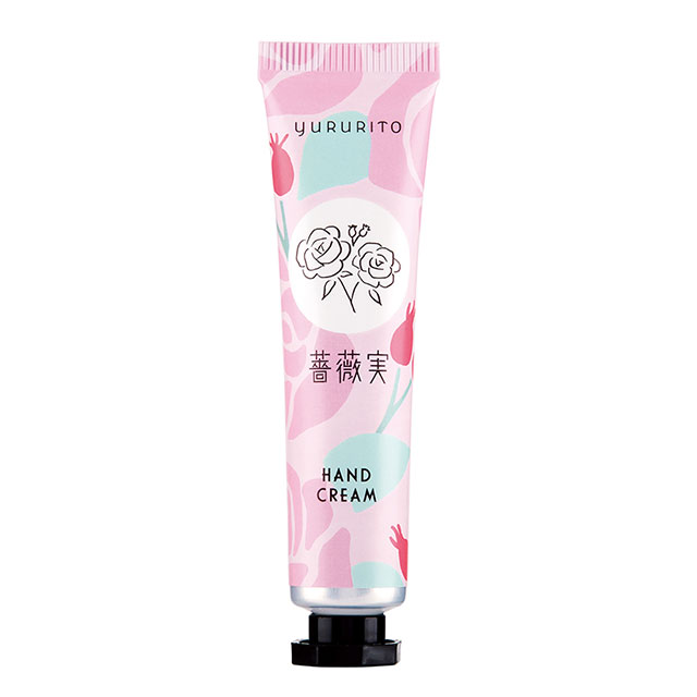 GPP■　YURURITO ゆるりとローズ由来の保湿成分と植物オイルが、手肌をみずみずしくうるおすハンドクリーム。持ち運びに便利なスリムタイプ。 香り 甘酸っぱく豊かなバラの実と花の香り 内容量 15mL サイズ 本体：W30×D18×H1...
