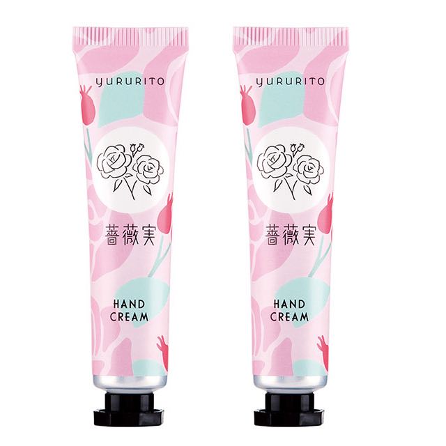 GPP■　YURURITO ゆるりとローズ由来の保湿成分と植物オイルが、手肌をみずみずしくうるおすハンドクリーム。持ち運びに便利なスリムタイプ。 香り 甘酸っぱく豊かなバラの実と花の香り 内容量 15mL サイズ 本体：W30×D18×H1...