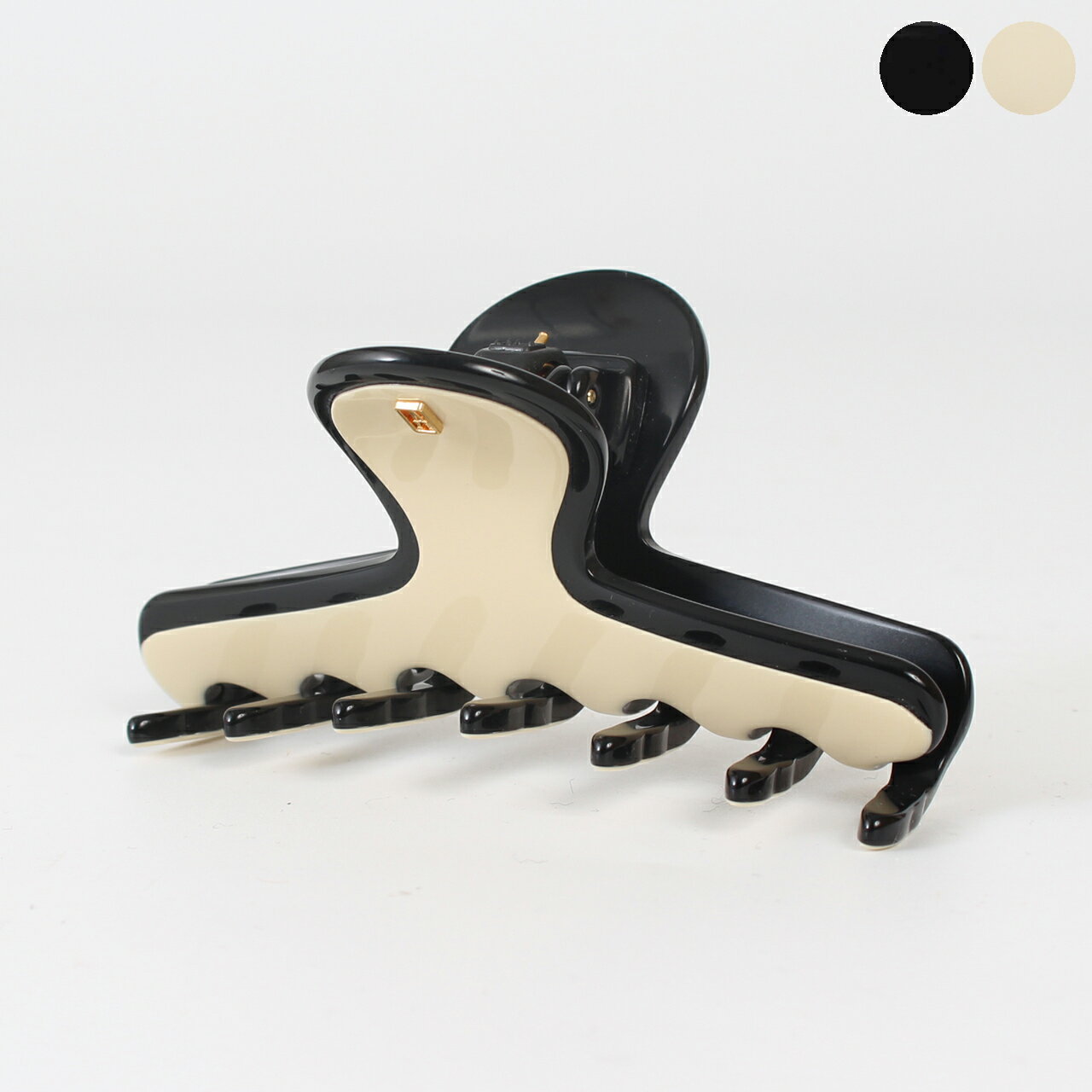 ブランドALEXANDRE DE PARISはこちら「女性の美を芸術の域にまで到達させた」と評さる高級ヘアアクセサリーメーカー。モナコのグレース王妃、オードリー・ヘップバーンをはじめ世界の王侯貴族やトップレディーたちが顧客に名を連ねています...