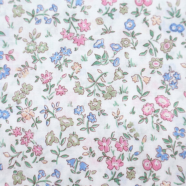 【商品詳細】 LIBERTY PRINT/リバティプリント　シルクのような肌触りが特徴の綿100％生地「タナローン生地」 【サイズ】 サイズ(約)：有効幅108cm 素材：綿100％（国産生地） ※商用利用可 【販売数量】 10cm単位販売...