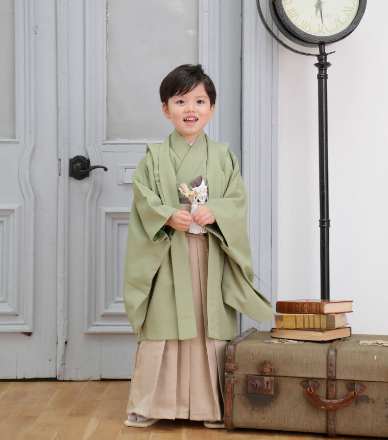 ◆人気キーワード◆ 七五三　753　5歳　男の子　レンタル　貸衣装　きもの　羽織　袴　キッズ　こども　一生に一度の　送料無料 シンプルですがかっこよさと凛々しさを兼ね備えた羽織袴です。 色味からはやわらかさも感じ取ることができ、5歳のお子様...