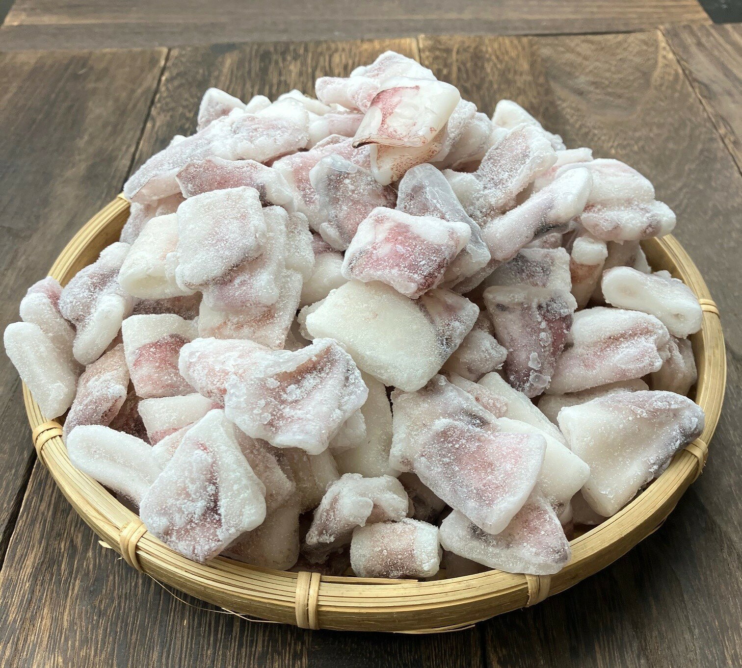 新鮮なベトナム近海で漁獲されたヒラケンサキイカを使用した「皮付きイカリング」は、見た目にも美しい薄めの輪切りが特徴です。たっぷり1kgの大容量で、家族や友人と一緒に楽しむ食卓にぴったり。皮付きのため、旨味がしっかりと閉じ込められ、どの料理に...