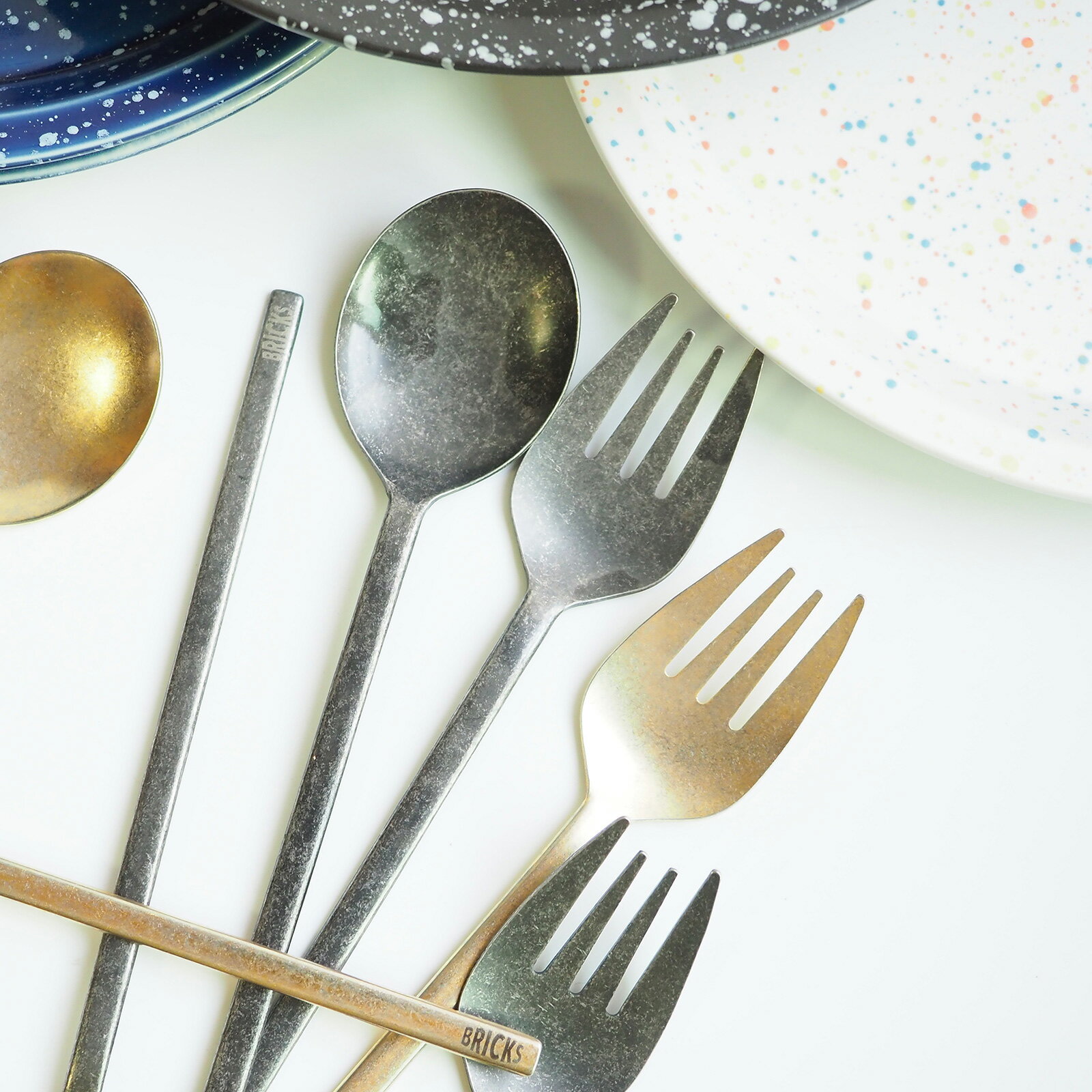 かつて人は食事をする道具として土で器を作りました。 様々な物、素材に溢れた現代でも、私たちは土からの恵み受け取り自然と共に暮らしています。 トレンドに流されず、世代を超えて受け継がれる物を作りたいという願いから、原点に立ち返り、 食事をする...