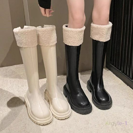 商品説明履き口のふわふわのボアデザインがおしゃれなブーツ。ローヒールで歩きやすく疲れにくい一足。冬のお出かけに欠かせないアイテムです。カラーホワイト、ブラック素材PUソール：ラバーソールサイズ22.5cm、23.0cm、23.5cm、24....