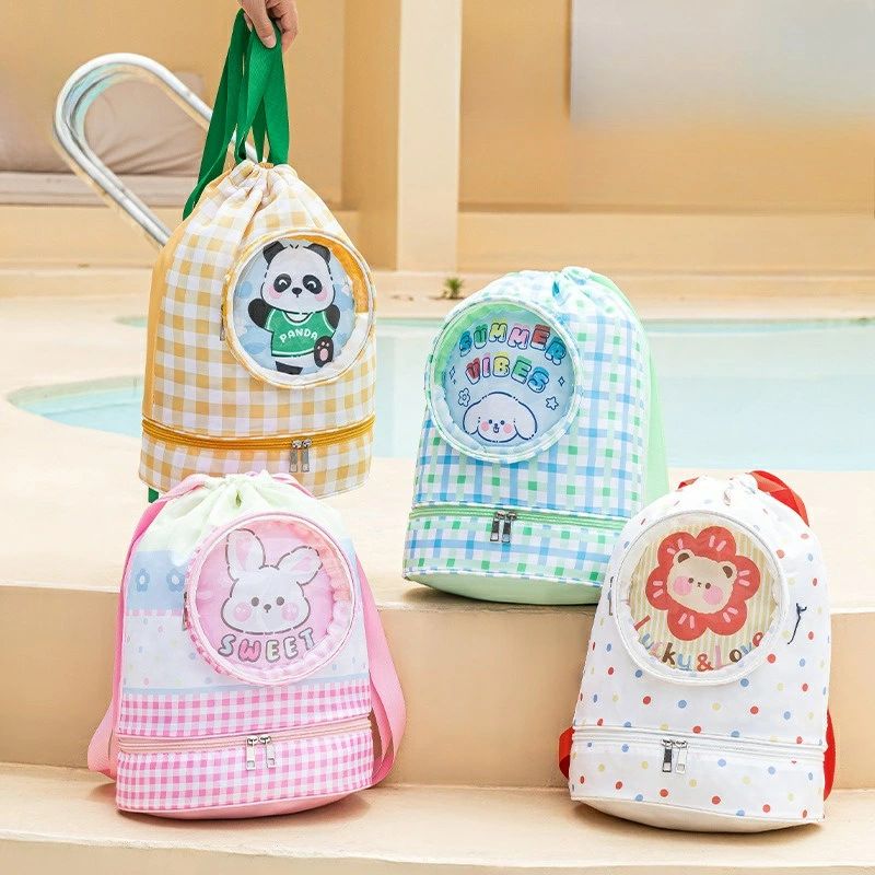 同じシリーズの商品はこちらです。 商品詳細 商品内容 > 【乾湿分離】内部に防水素材で作られたポケットが2つあり、濡れたものを収納してもバッグの外側に水分が漏れ出ることがありません。 また、内部と外側の仕切りがあるため、濡れたものと乾...