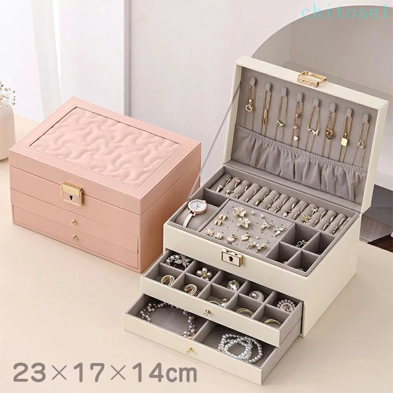 kich3 商品特徴 ・3層の引き出しと着脱式の仕切りが特徴で、指輪やネックレス、イヤリング、ピアス、ブレスレットなどを効率的に収納できます。 ・大容量でありながら、コンパクトなデザインが魅力です。 ・PUレザー製で高級感があり、鍵付きなの...