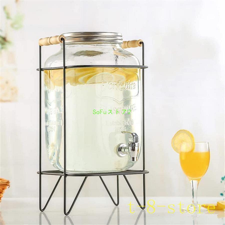 ??【高品質素材】飲料ディスペンサーは厚手の鉛フリーガラス、食品グレードの素材。キャップは金属素材＋錬鉄製と木製ブラケットで作られています。家庭での使用に理想的です。??【優れた耐熱性】：40度以上の水を入れないでください。通常の冷水筒より...