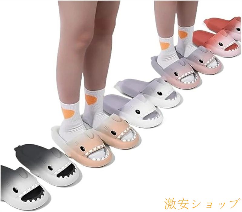 高品質のEVAフォーム素材で作られており、軽量でクッション性に優れており、足に快適で運動中の衝撃を軽減します。 楽しくて遊び心のある漫画のデザインが特徴で、動くとサメの口が開閉するユニークな歩行モーションを備えています。 足にぴったりフィッ...